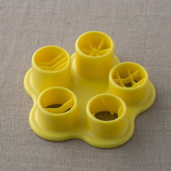 型にウィンナーを入れて押すだけで、王道のタコ、カニ、花、その他飾り切りができちゃいます。※本商品は皮の薄い小さいウィンナー向きです。本格的なソーセージはカットがうまくいかない場合がございます。 【 爆買 】