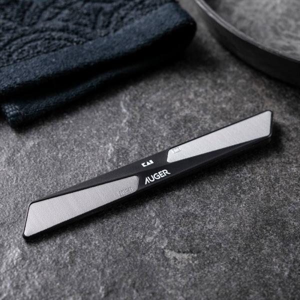 ネイルケアビギナーでも操作しやすい、立体構造を採用したハンドル形状のネイルファイル。爪の形を整えるCOARSE（粗い面）と、なめらかに仕上げるFINE（細かい面）の2way仕様です。ヤスリ面はサビに強いステンレス製。 【 爆買 】