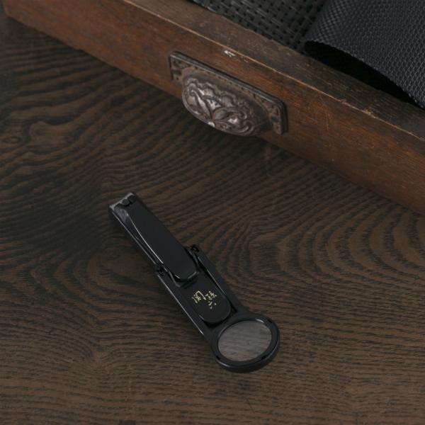 約2.5倍率のルーペが付いて、刃先と指先が良く見える視力の弱い方にもやさしいルーペ付きツメキリ。ツメが飛び散らないストッパーケース付き。 ポイント利用 【 爆買 】