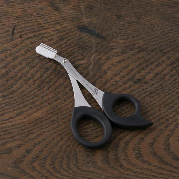 刀匠関孫六の伝統から生まれたマユハサミ。片手で簡単にマユのお手入れができるよう、刃先にコンパクトなクシが付いています。持ち手部分にエラストマーハンドルを採用し、手にしっかりとなじみます。 ポイント利用