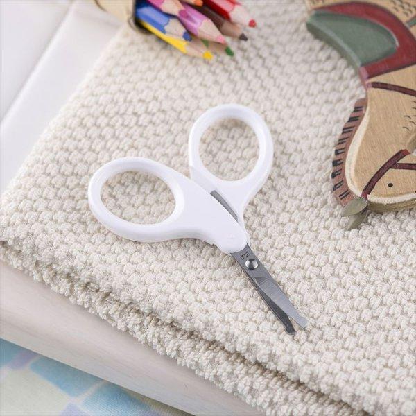 赤ちゃんのデリケートなツメを切るのに最適な乳幼児用ツメキリハサミ。携帯しやすいキャップ付き。 【 爆買 】