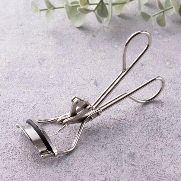 先端カーブがまぶたにフィットし、根元もしっかりカールする、アイラッシュカーラーです。［日本製］出っ張りのないハンドルが頬にぶつからないので力を入れやすく、軽い力でもカールすることが可能です。 ポイント利用 【 爆買 】