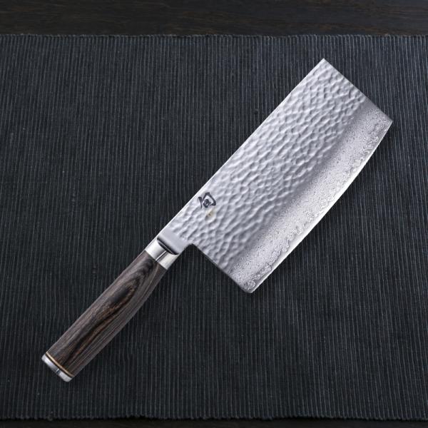 中華包丁はどんな用途にも対応できる万能型である点が特徴です。刃全体に槌目加工を施すことにより、ダマスカス模様と槌目の織り成すデザインが特徴です。刃には高硬度でかつ靱性を併せ持つVG-MAXダマスカス材を使用し、鋭い切れ味を実現しています。ま...