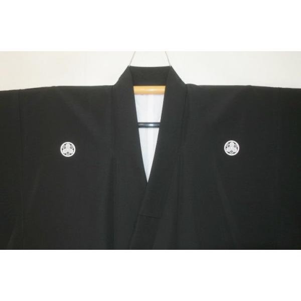 　こちらのお品は化繊羽二重調の黒紋付着物です。袷の着物のみです。生地は東レの最先端繊維です。家紋は染め抜き紋で、丸に蔓柏が五つ紋です。紋は当社で入れたものではありません。袴丈の仕立てで、裾にスリットがあります。　状態は中古ですが新品級の綺麗...