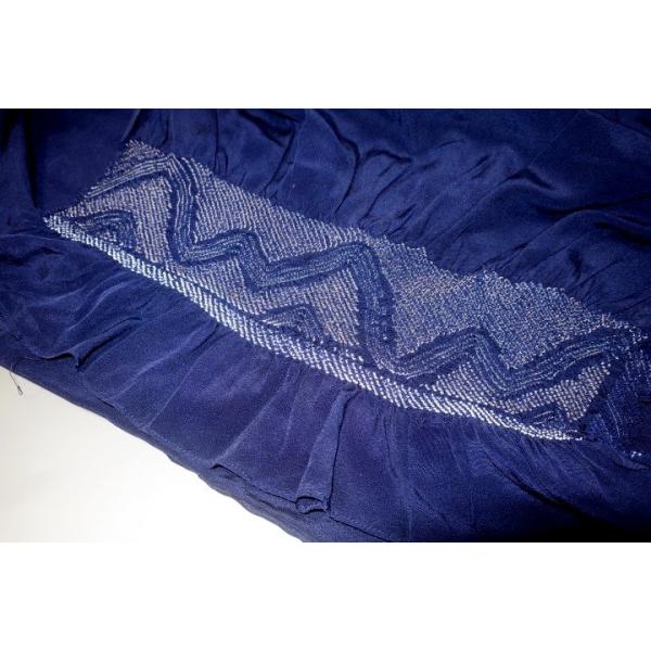 　こちらのお品は、本絹丹後縮緬の兵児帯です。柔らかな風合いの丹後縮緬で、端に絞り柄のオーソドックスな兵児帯です。状態は中古でほんの小さな色むらありますが綺麗です。弊社ではあまり兵児帯は出しませんが、最近、角帯が締められないのでどうしたらよい...