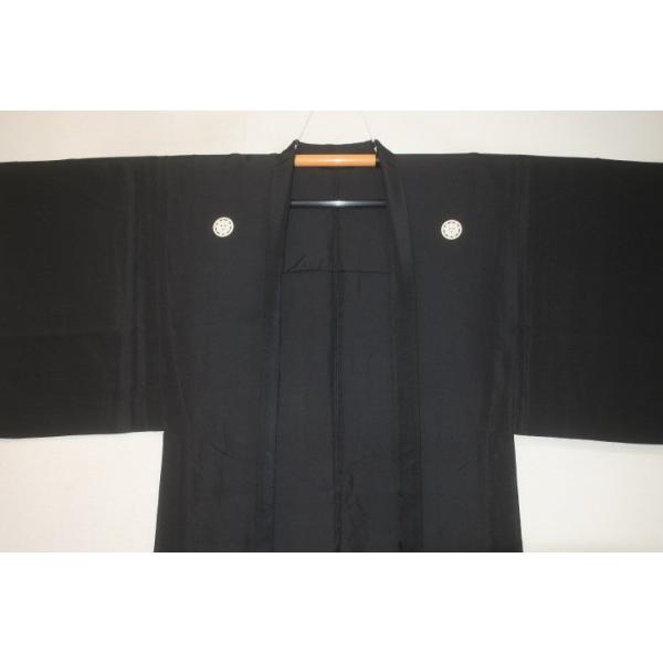 　こちらのお品は本絹羽二重の黒紋付の羽織です。単衣の羽織のみです。紋は丸に剣方喰が五つ紋です。　状態は中古ですが、単衣ものとしては夏ヤケなく綺麗です。紋もヤケていなくて、全体に申し分ない品です。　弓道・茶道・能楽などの稽古に如何ですか。 ★...
