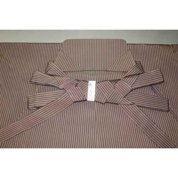 　こちらのお品は化繊仙台平調の行灯袴です。色は灰茶のスタンダードな色の縞です。色味が難しいため現物優先でお願いします。　状態は中古で少しはらったような箇所がありますが使用感はなく綺麗です。へらにマジックで書かれた箇所があります。　礼装向き、...