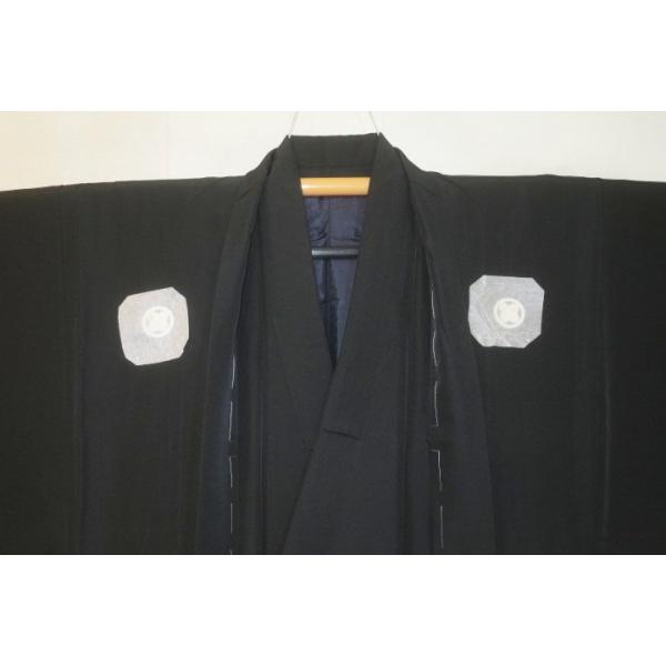 　 こちらは本絹羽二重の黒紋付の羽織と着物です。状態は新型感染症の流行で納品先が不要になったため、織元に仕立て上がりのままになっていた品の放出品で、新品です。５０万クラスの品。最高級ランクの羽二重の生地で、家紋は丸に違い鷹の羽が五つ紋です。...