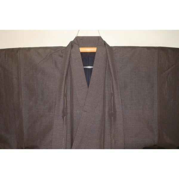 　こちらのお品は、本絹出羽紬の着物と羽織です。着物は袷です。状態は中古ですが未着用。充分綺麗です。状態は中古ですが未着用です。灰茶色の色味が難しいため現物優先でお願いします。例えばお召が清水焼なら、この品は益子焼とかの民芸の素朴さといったと...