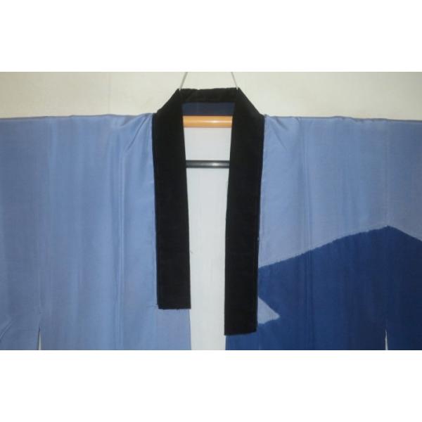 　こちらのお品は、本絹羽二重の染の袷の長襦袢です。色合いは灰水色の染描きで一般的な長襦袢です。状態は中古ですが未着用です。長襦袢といえばコレといえるスタンダードな品です。襟は黒別珍。★商品説明 肩着丈１２９ｃｍ、裄６４ｃｍ、前幅３１ｃｍ（衽...