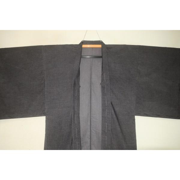 　こちらのお品は、綿ビロードの単衣の羽織です。羽織のみです。鉄紺の微塵縞の玉虫色です。色味が難しいため現物優先でお願いします。状態は新品仕立て上がりです。洒落て色男の趣です。★商品説明 肩着丈９５ｃｍ、裄７４ｃｍ、前幅２４．５ｃｍ、後幅３１...