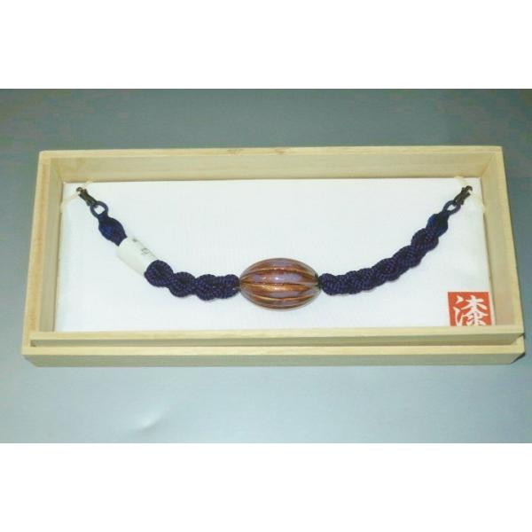 　こちらのお品は、漆玉の細工物を使用した羽織紐です。紐は紫紺のねじり組紐を使いました。色味が難しいため現物優先でお願いします。　漆細工は作家の二天氏に依頼し、紐の部分は京都の組紐屋が謹製したものでしっかりできています。実に豪華な拵えで、どん...