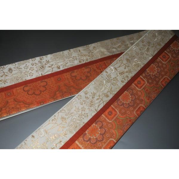 　こちらのお品は、本絹西陣織の角帯です。六通のお仕立てです。織り柄は唐織りシルクロード果樹文様、切り返し仕立てです。色味が難しいため現物優先でお願いします。　状態は新品のお仕立て上がり品です。今回から縫製を変えたので拵えが良くなりました。　...