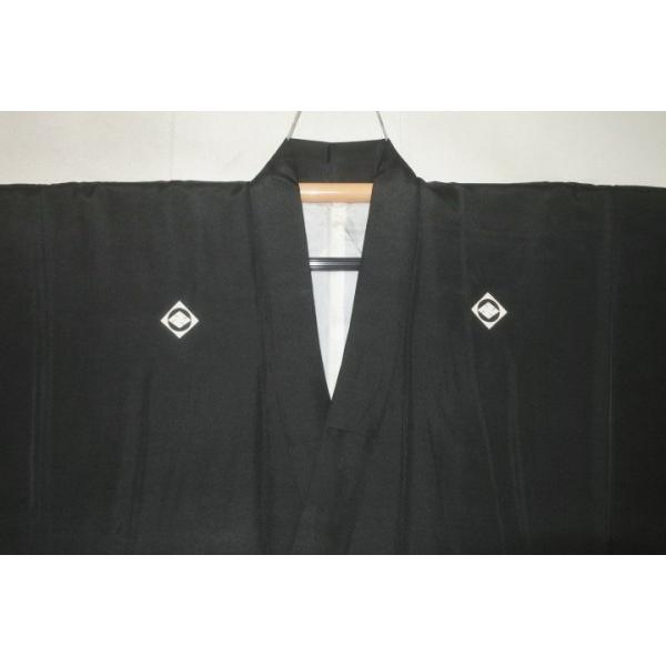 　こちらのお品は、本絹羽二重の黒紋付着物です。着物は袷です。紋は隅立て鉄砲角に卍菱が五つ紋です。　状態は中古でやや経年感と生地の織ムラ少しありますが全体の生地感などは良好なほうです。　用途のある方、弓道・茶道・能楽などの稽古に如何ですか。 ...
