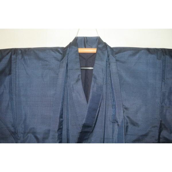 　こちらのお品は、本絹本場泥藍染めの大島紬の着物と羽織です。着物は袷です。状態は中古の未着用です。本体全体かなり綺麗です。証紙付きで証紙が少し傷んでいます。生地や風合いは純泥藍のお好きな方に好まれそうな趣です。色は藍瑠璃色の深いいい色です。...