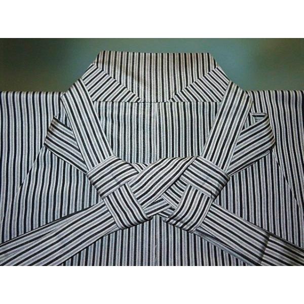 　本体はポリエステル１００％、腰板は化繊の不織布を板状に伸したもので硬すぎず柔らかすぎないしっかりした感触で、オール化繊ですから家庭で洗濯も可能です。不織布といっても紙状のものではなく固形化したものです。本体の色は黒と白銀の子持ち縞で、高級...
