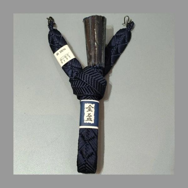 　こちらのお品は、正絹平打ちの羽織紐です。色は紺藍色です。色味は難しい為、現物優先でお願いします。　状態は中古ですが、未使用です。アウトレット価格でのご案内です。　房はボリュームのある房が特徴的です。結んだままで、左右にエスカン（羽織紐に掛...