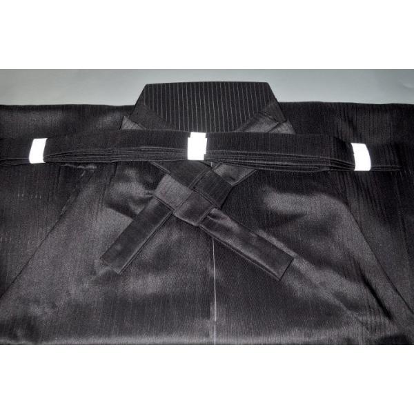 　こちらのお品は別誂えでお願いした絽の馬乗袴の新色、黒の縦絽です。絽の絹の袴は夏の袴の伝統的な品でしたが多くは失伝してしまい、中古は時折出ても夏ヤケが多く状態の良いものが出にくい状況です。数年前から生地を探していたのですが、織っている織元す...