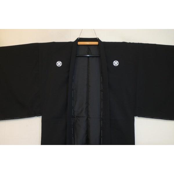 　皆中から「洗える黒紋付スタンダード袷 黒紋付男羽織 化繊羽二重調」のＬＬサイズのみを特別価格でご案内です。ＬＬサイズのみの限定生産しました。　羽二重調の洗える化繊ポリエステル１００％の軽い風合いで、着脱ぎも軽快にでき、礼装用などでも対応で...
