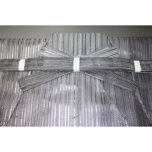 　こちらは生地がある分だけを仕立てた能楽用の仕舞袴です。本体の色は銀地銀襴の唐織調の魚鱗文様縞、織感は装束級の張りがあります。平置きで見ると超光沢ですが、つけていただくと燻し銀くらいの趣になります。光のあたる地紋の角度によって色味の趣が違い...