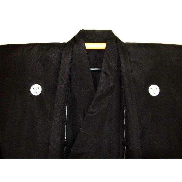 　織地は化繊ポリエステル100%平織の羽二重調で、節の見えない織感。家庭で水洗い可能です。　仕立ては単衣仕立てのため、着用時期は通年使用可能です。　化繊ですが重厚感があり、絹の紋付に負けず劣らずの品です。素材は化繊100%のノーアイロンです...