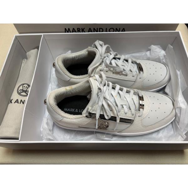 マークアンドロナ ゴルフシューズ白（未使用品 MLS-1C-SS01  27〜27.5の方に最適な28cm）マークアンドロナらしいデザイン。ホワイトのボリューム感ある雰囲気です。サイドファスナーで履きやすく、フィット感の調整がしやすいタイプ...