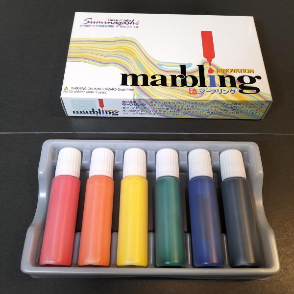 「墨流し」という染めの技法が、おうちにあるもので簡単にできます?染料を水に浮かべて、その上に染めたい布をそっと降ろすと、布に模様が転写され、世界でひとつだけの染め物ができあがります。２〜３枚目は、店主が自宅でやってみたときの参考画像です。Y...