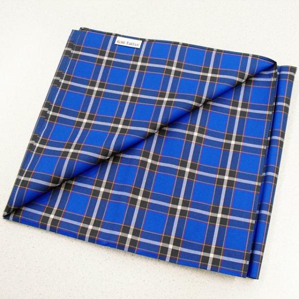 糸を先に染めて織る播州織を使用して、美しい色合いに仕上げた風呂敷です。手荷物を包んだり、衣服をまとめたり、贈り物やラッピングまで、使い方次第でいろいろな場面で活躍できます。本体サイズ：約90cm×約90cm素材：綿（100％）製造：日本製