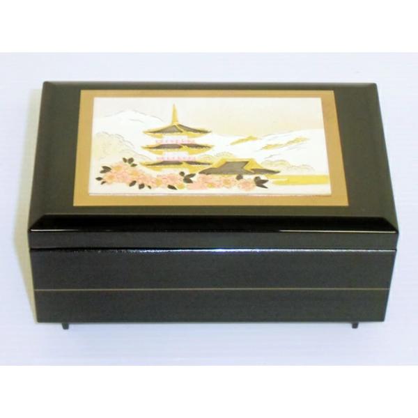 彫金細工で五重塔をあしらったオルゴールです。蓋を開けると、伝統的な日本の歌曲である「さくらさくら」が鳴ります。指輪やアクセサリーなどを入れておける小物入れとミラー付き。■商品仕様サイズ：横幅約13.3cm×高さ約6.5cm×奥行約8cm本体...