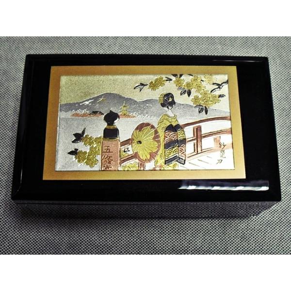 彫金細工で舞妓と金閣寺をあしらったオルゴールです。蓋を開けると、伝統的な日本の歌曲である「さくらさくら」が鳴ります。指輪やアクセサリーなどを入れておける小物入れとミラー付き。■商品仕様サイズ：横幅約13.3cm×高さ約6.5cm×奥行約8c...