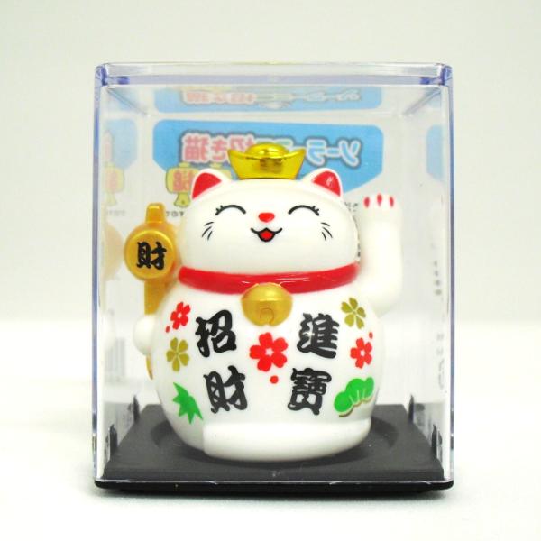 可愛らしい招き猫のソーラー人形です。ソーラー電池で動くので、乾電池は不要。光が当たると左腕が前後に動いて、見ているだけで癒されますよ。レジ横や棚、玄関など、小さなスペースにもぴったりのサイズです。車のダッシュボードなどに固定できる両面シール...
