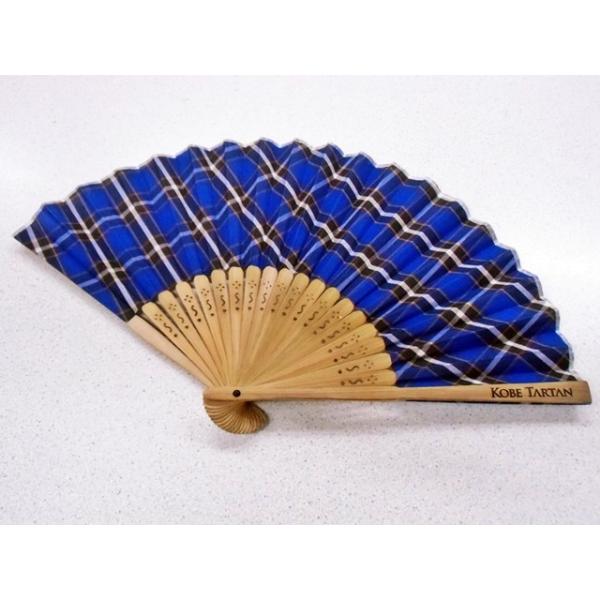 和の風合いと洋のデザインが組み合わさった布扇子。親骨に「KOBE TARTAN」の文字を刻み、神戸タータン柄の播州織生地を張った、青地がおしゃれな扇子です。扇面と同じ、神戸タータン柄の扇子袋が付属しています。かばんの中で広がったり引っかかっ...
