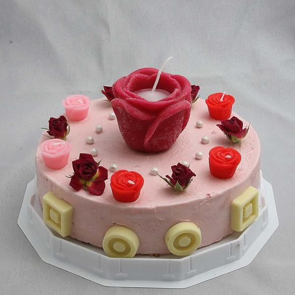 バラのアイスケーキです。美女と野獣で出てきた真っ赤な大きなバラのロウソクを置いてエレガントでゴージャスなアイスケーキに仕立てました。アイスのお味はもちろんバラのアイスでこれはまた格別においしく仕上がっております。ぜひご賞味ください。