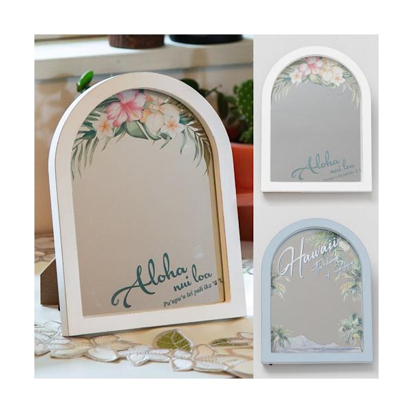 壁掛けと置き型の２WAYで飾れるミラー。コンパクトサイズで、朝のメイク時間に華やかさを追加。ミラーに映るハワイアンな絵柄や文字がより一層気分を上げてくれますサイズ 縦 20cm 横 15cm 奥行 1.5cm素材 ガラス MDF注意事項 ※...