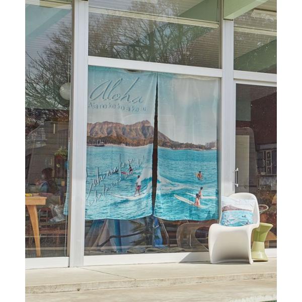HAWAIIの碧い海とそよ風に揺れるダイアモンドヘッドが一面に描かれたカーテン。 　 透けるデザインがお部屋を広く見せてくれます。 　２枚セットでカーテンタッセル付。(柄の出方が異なる場合がございます。）突っ張り棒やカーテンレールのフックで...