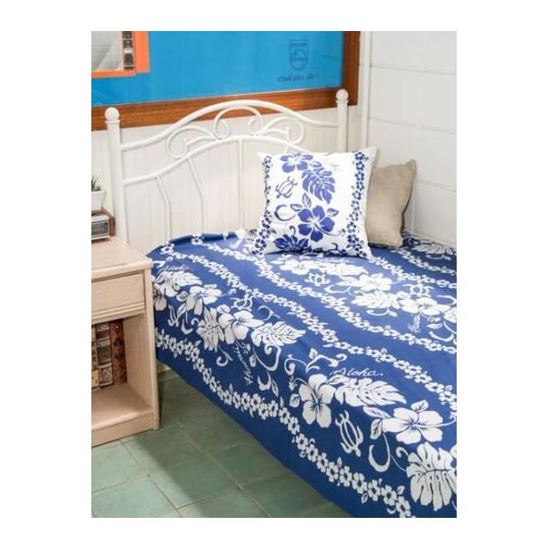 ハワイを代表する花ハイビスカスと、幸運を運んでくれる「海の守り神」であるホヌが爽やかなカラーで描かれた清潔感のあるデザイン。ベッドやテーブルクロス、クリップを使って間仕切りなど、様々なシーンで活躍してくれる一枚。サイズ約縦225cm　横15...