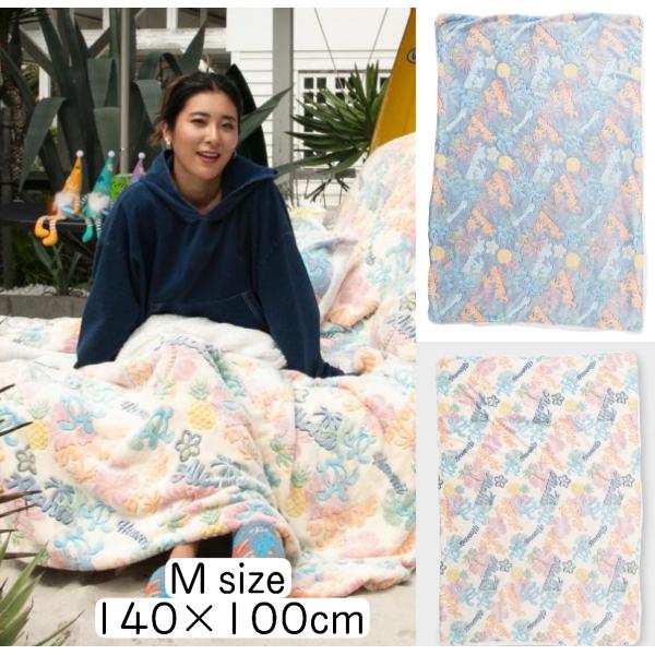 ポップなカラーリングでハワイのモチーフがぎゅっと詰まったブランケット。Mサイズはひざ掛けや肩掛けとしてちょうど良いサイズ。凹凸のある生地感で手触りの良いシリーズは、身も心も温まるプレゼントとしても喜ばれますサイズ 縦 140cm 横 100...