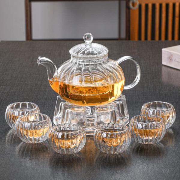 600mlという使いやすい容量（ティーカップ3〜5杯分）で、丸い形は茶葉がジャンピングしやすく、美味しい紅茶を淹れられます。キャンドルによる炎でティーポットを温め、お茶を長時間温かく飲むことが出来ます。 ティーウォーマーには市販のキャンドル...