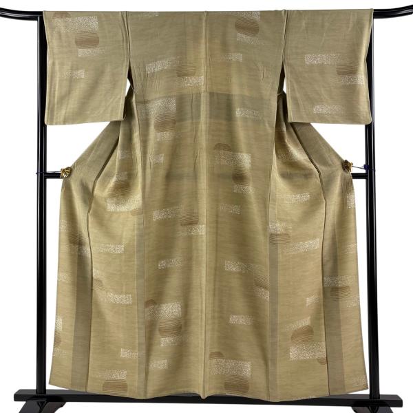 【着物ランク】秀品【素材】正絹【身丈】約157.5cm【裄丈】約65cm【袖丈】約47.5cm【袖幅】約34cm【前幅】約23cm【後幅】約29.5cm【サイズ】M【着物仕立て】単衣【着用時期】6/9月【コメント】お洒落着として楽しめる小紋...