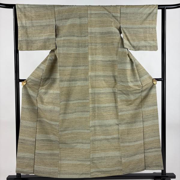 【着物ランク】秀品【素材】正絹【身丈】約158.5cm【裄丈】約62cm【袖丈】約43cm【袖幅】約32cm【前幅】約22.5cm【後幅】約29cm【サイズ】S【着物仕立て】袷【着用時期】10〜5月【コメント】普段着やおしゃれ着として人気の...