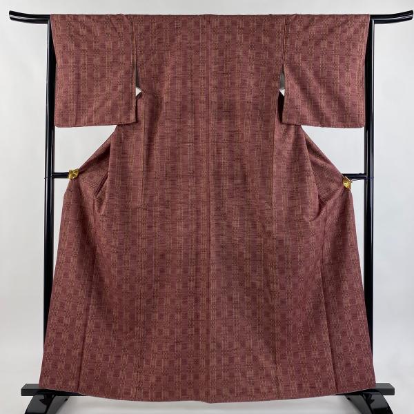 【着物ランク】逸品【素材】正絹【身丈】約162.5cm【裄丈】約65cm【袖丈】約48cm【袖幅】約34cm【前幅】約24cm【後幅】約30cm【サイズ】M【着物仕立て】袷【着用時期】10〜5月【コメント】普段着やおしゃれ着として人気の紬で...