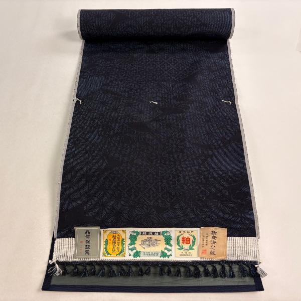 【着物ランク】秀品【素材】正絹【反物幅】約37.5cm【コメント】普段着やおしゃれ着として人気の紬の反物でございます。元々は日常着として着用していたので、その土地の風土に合った様々な種類がある素敵な一品です。全体を広げての詳細な状態確認・採...