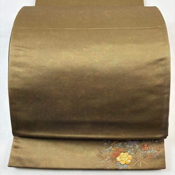 【着物ランク】秀品【素材】正絹【帯丈】約426cm【帯幅】約31cm【帯仕立て】仕立て上がり【コメント】セミフォーマルでお使いいただける袋帯でございます。見る人に重たい印象を感じさせない女性ならではの、気品豊かな一品です。締め跡がございます...