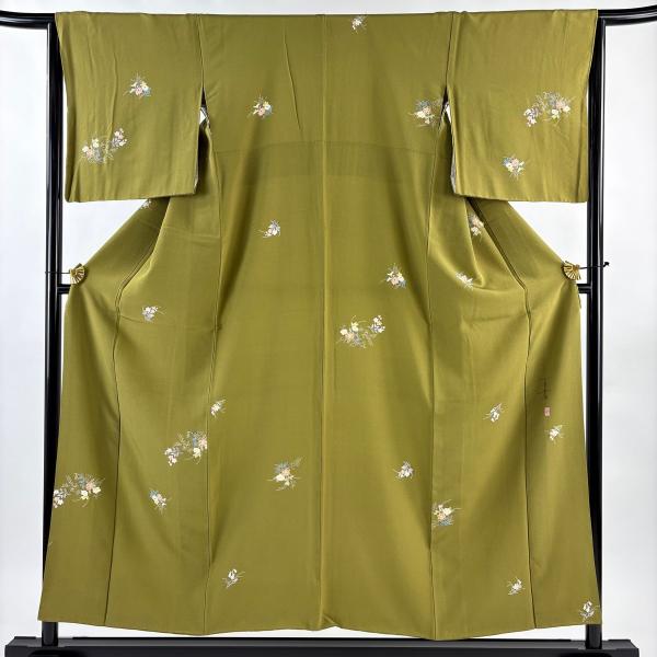 【着物ランク】秀品【素材】正絹【身丈】約151cm【裄丈】約65cm【袖丈】約46cm【袖幅】約34cm【前幅】約24.5cm【後幅】約28.5cm【サイズ】M【着物仕立て】袷【着用時期】10〜5月【コメント】お洒落着として楽しめる小紋でご...