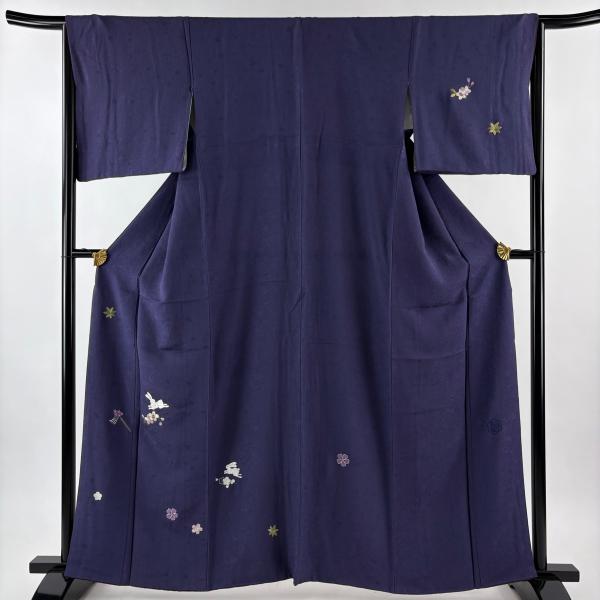 【着物ランク】名品【素材】正絹【身丈】約162cm【裄丈】約65cm【袖丈】約47.5cm【袖幅】約34cm【前幅】約24cm【後幅】約29.5cm【サイズ】M【着物仕立て】袷【着用時期】10〜5月【コメント】合わせる帯の色柄により、お召し...