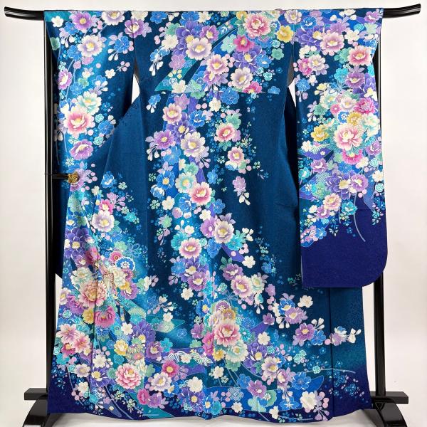 【着物ランク】逸品【素材】正絹【身丈】約166cm【裄丈】約67cm【袖丈】約110.5cm【袖幅】約34.5cm【前幅】約23.5cm【後幅】約28.5cm【サイズ】M【着物仕立て】袷【着用時期】10〜5月【コメント】未婚女性の第一礼装と...
