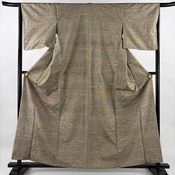 【着物ランク】優品【素材】正絹【身丈】約161cm【裄丈】約65.5cm【袖丈】約47cm【袖幅】約33cm【前幅】約27cm【後幅】約30.5cm【サイズ】M【着物仕立て】袷【着用時期】10〜5月【コメント】普段着やおしゃれ着として人気の...