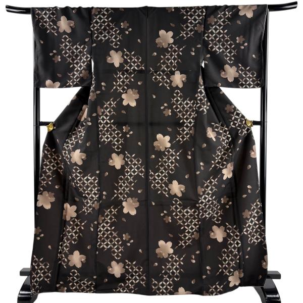 【着物ランク】優品【素材】化繊【身丈】約171cm【裄丈】約68cm【袖丈】約49cm【袖幅】約33.5cm【前幅】約24.5cm【後幅】約31cm【サイズ】L【着物仕立て】袷【着用時期】10〜5月【コメント】お洒落着として楽しめる小紋でご...