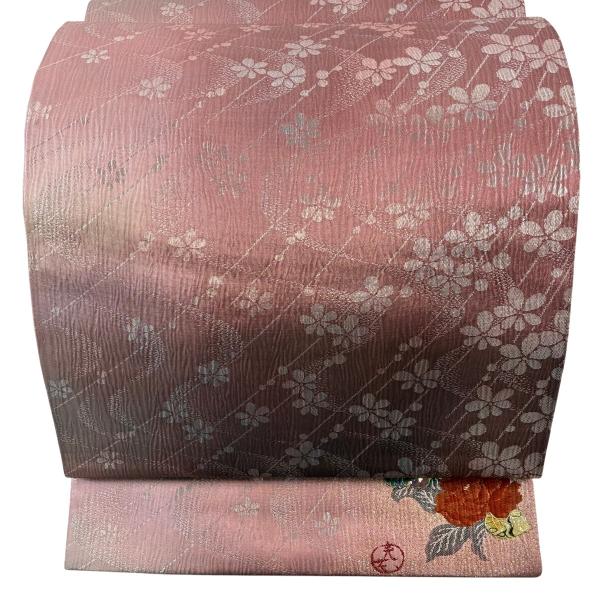 【着物ランク】秀品【素材】正絹【帯丈】約424cm【帯幅】約31.5cm【帯仕立て】仕立て上がり【コメント】セミフォーマルでお使いいただける袋帯でございます。見る人に重たい印象を感じさせない女性ならではの、気品豊かな一品です。締め跡がござい...