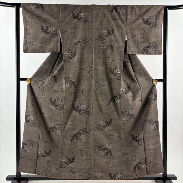 【着物ランク】秀品【素材】正絹【身丈】約158.5cm【裄丈】約63cm【袖丈】約45cm【袖幅】約32cm【前幅】約23cm【後幅】約28.5cm【サイズ】S【着物仕立て】袷【着用時期】10〜5月【コメント】極上の着心地を誘い、洒落度溢れ...